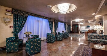 Área de estar no saguão