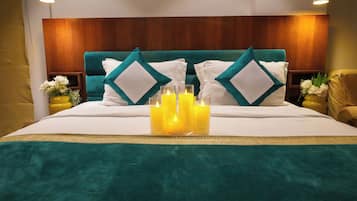 Quarto luxo | Cofres nos quartos, escrivaninha, cortinas blackout