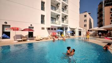 Piscina exterior sazonal, guarda-sóis, espreguiçadeiras