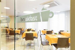 Café da manhã com buffet todos os dias mediante uma taxa