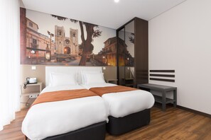 Quarto Twin | Cofre no quarto, secretária