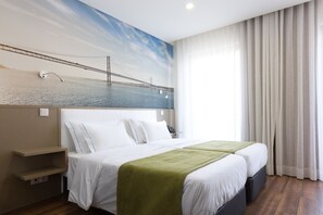 Quarto duplo | Cofres nos quartos, escrivaninha, espaço de trabalho para notebook
