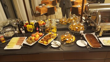 Pequeno-almoço tipo buffet diário mediante uma taxa