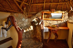 Quarto Clássico com Cama de Casal (Star Bed) | Casa de banho | Um polibã, toalhas fornecidas 