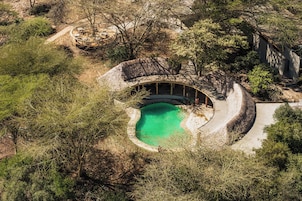 Piscina externa, guarda-sóis, espreguiçadeiras