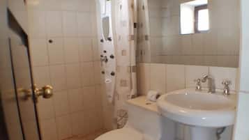 Chuveiro, secador de cabelo (mediante solicitação), toalhas de banho
