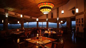 Pequenos-almoços servidos, cozinha local e internacional