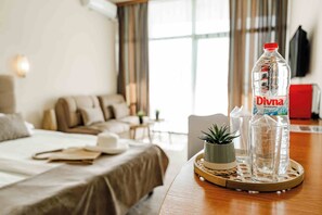 Standard Double Room, Sea View (Free Beach Package) | Minibar, secretária, Wi-fi grátis, roupa de cama fornecida
