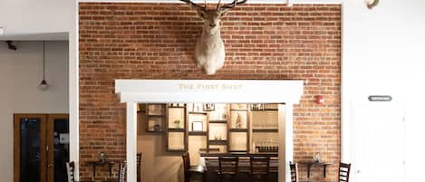 TV de tela plana 42 polegadas com canais a cabo, TV, livros