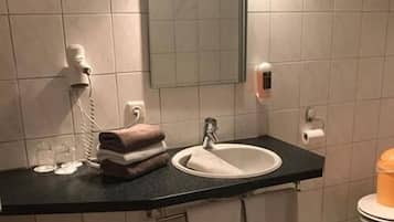Quarto Quádruplo, casa de banho anexa | Casa de banho