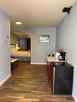 Quarto Duplo Deluxe | Camas de colchão pillowtop, cofre no quarto, cortinas/cortinados opacos 