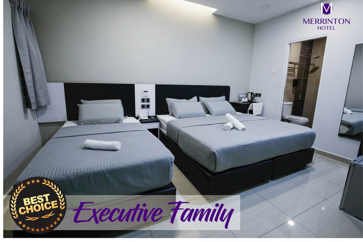 Quarto de hotel com duas camas, banheiro e chuveiro.