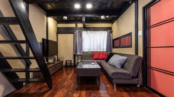 Shiki Homes | NATSU 夏 | Sala de estar | Televisor de ecrã plano de 55 polegadas com canais digitais, televisor