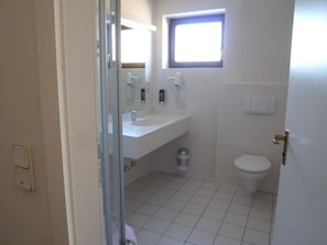 Quarto Duplo para 1 Pessoa | Casa de banho | Um polibã, artigos de higiene pessoal grátis, um secador de cabelo 