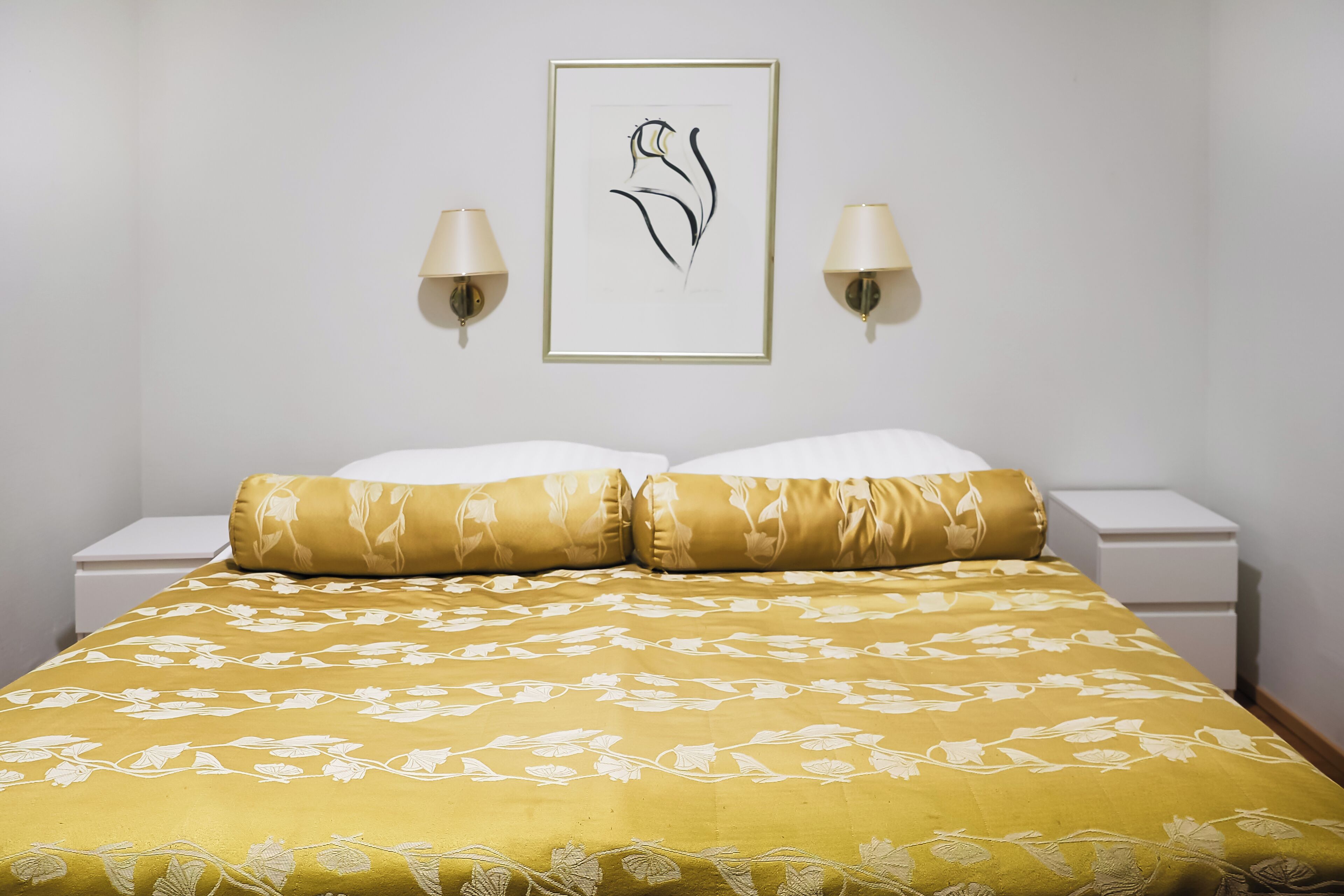 Minibar, secretária, secretária adequada para computadores portáteis 