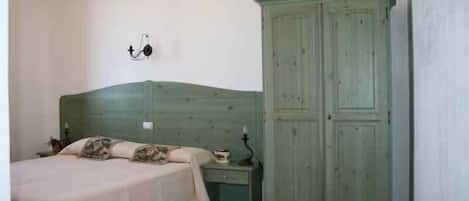 Cofre no quarto, secretária, ferro/tábua de engomar