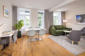 Apartamento luxo, 1 quarto, para não fumantes | Área de estar | TV de tela plana, pisos aquecidos