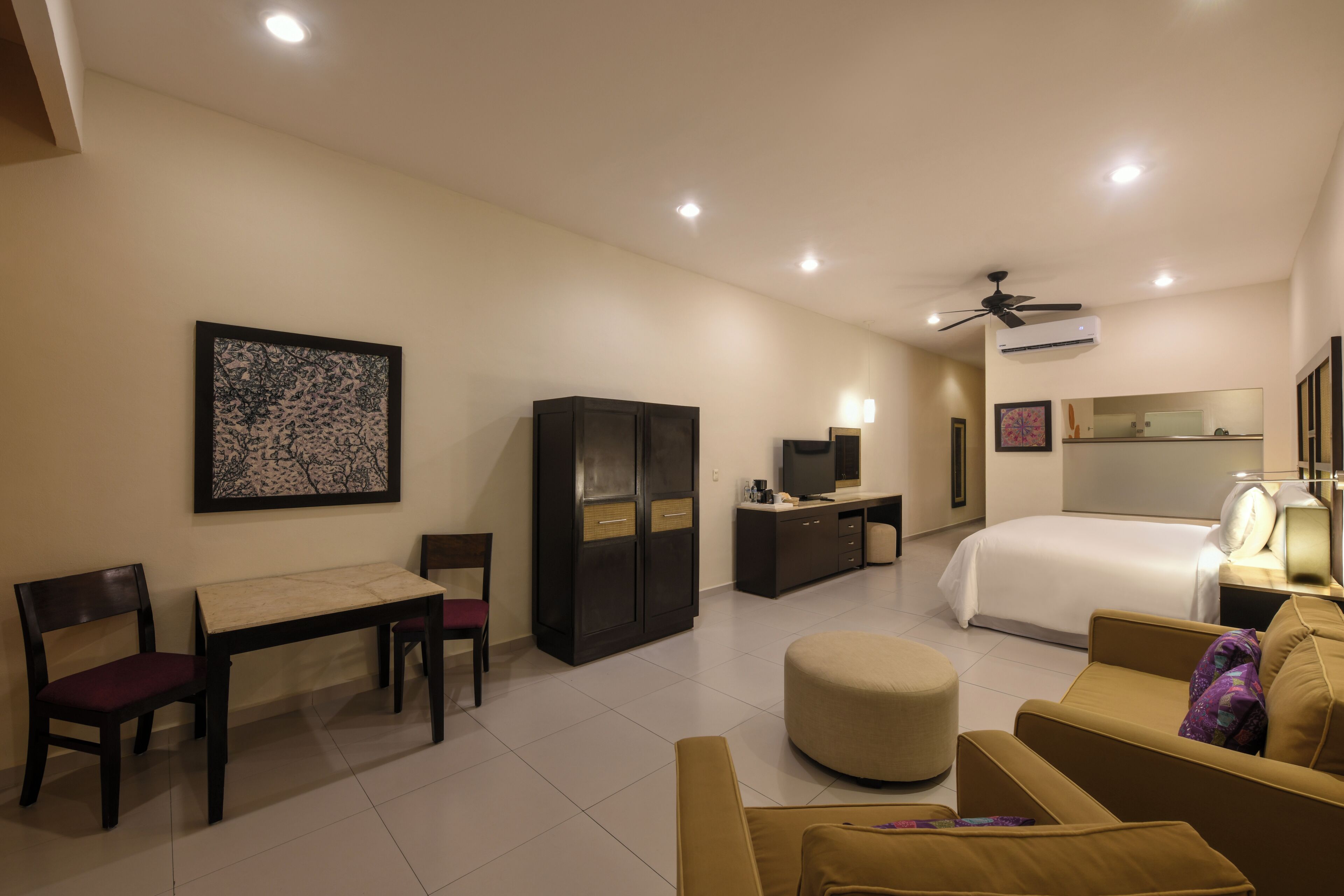 Minibar grátis, cofre no quarto, secretária 