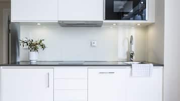 Um frigorífico, um micro-ondas, uma placa de cozinha