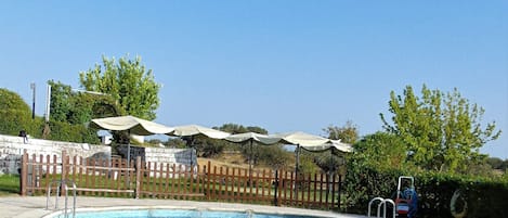 Piscina exterior sazonal, espreguiçadeiras