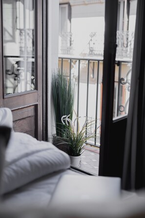 Quarto Duplo Superior, varanda | Cortinas/cortinados opacos, ferro/tábua de engomar, Wi-fi grátis 