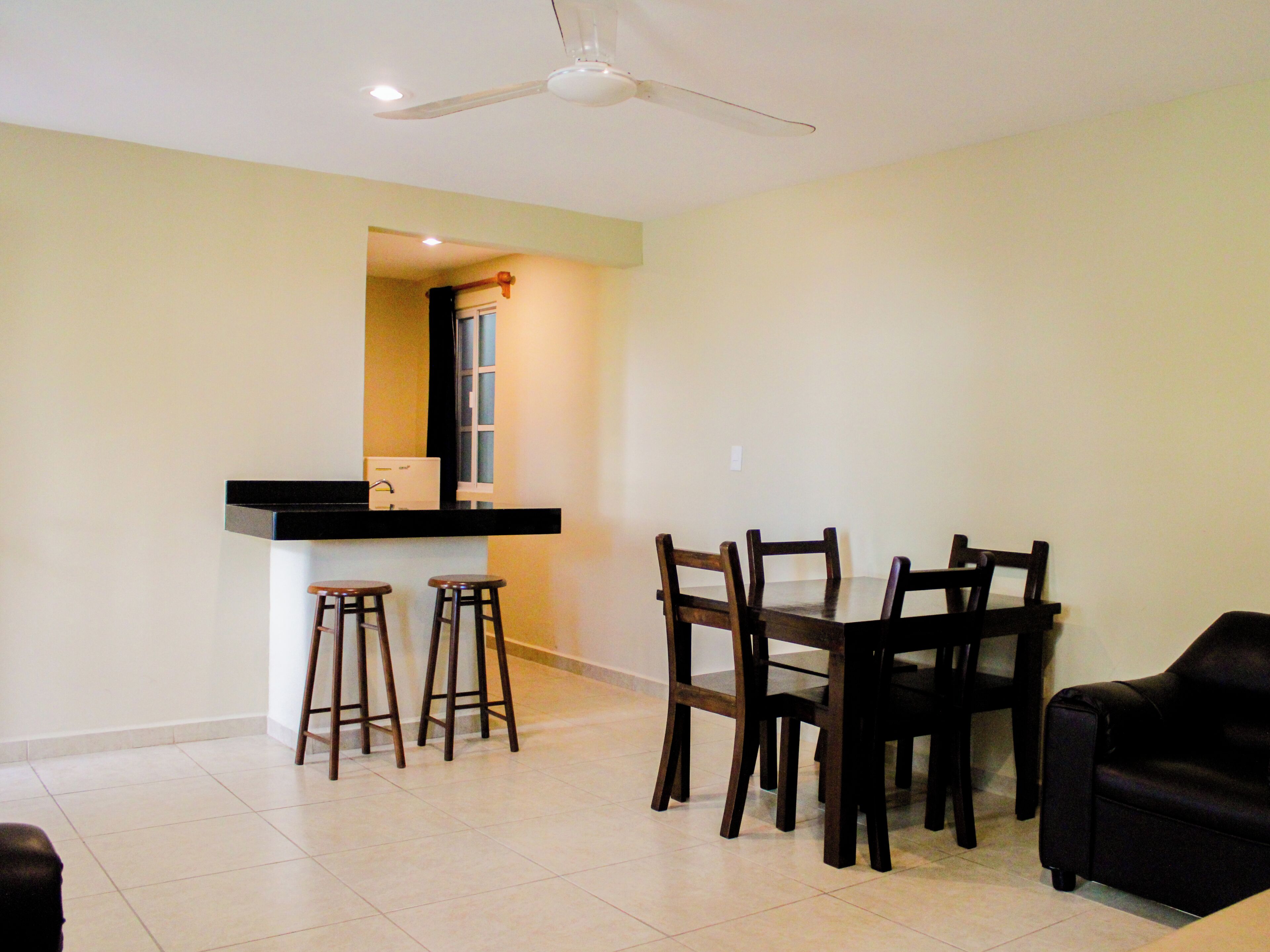 Suite Júnior, 1 cama king-size, kitchenette, Vista para a cidade | Sala de estar | Televisor 