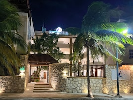 Fachada da propriedade à noite
