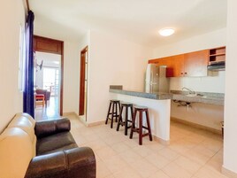 Suíte premium, 2 quartos, vista para a praia | Área de estar | TV