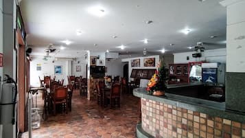 Pequenos-almoços, almoços, jantares servidos, cozinha internacional