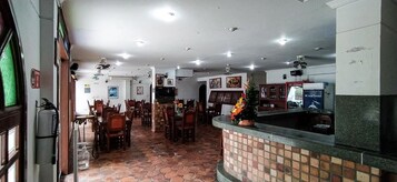 Pequenos-almoços, almoços, jantares servidos, cozinha internacional 