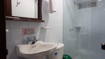 Quarto Triplo Standard | Casa de banho | Um polibã, artigos de higiene pessoal grátis, toalhas fornecidas