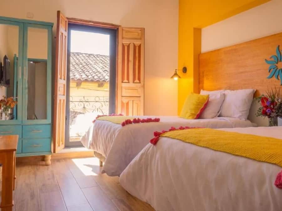 Quarto Quádruplo Superior | Roupa de alta qualidade, edredões de penas, secretária, Wi-fi grátis