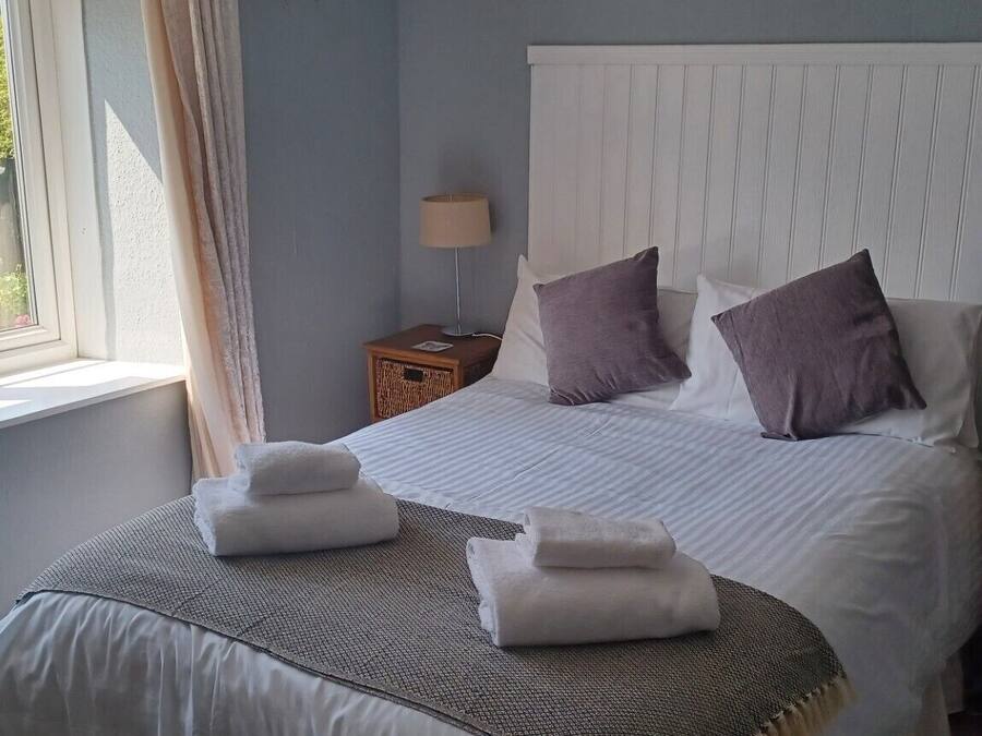 Quarto Duplo Standard, casa de banho anexa (Room 5) | Cortinas/cortinados opacos, ferro/tábua de engomar, Wi-fi grátis