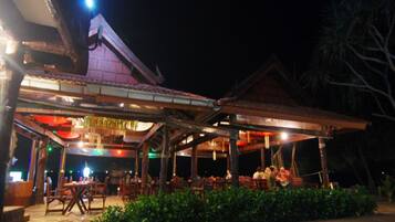 Pequenos-almoços, almoços, jantares servidos, cozinha internacional