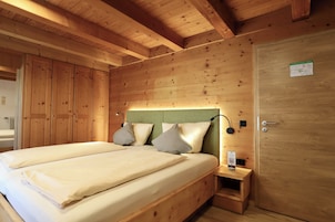 Quarto casal, sacada | Roupas de cama antialérgicas, cofres nos quartos, escrivaninha