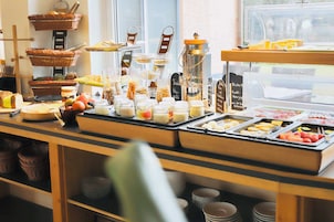 Café da manhã com buffet grátis todos os dias