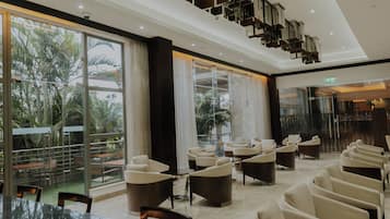 2 bares/lounges, este bar no lobby do hotel