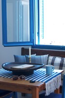 Apartamento básico, 1 quarto, de frente para a praia (Harbour) | Área de estar | TV de tela plana, DVD player, livros, biblioteca musical