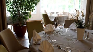 Almoços e jantares servidos, incluindo cozinha francesa