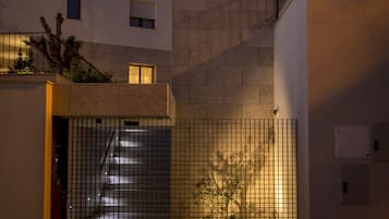 Fachada do alojamento (tarde/noite)