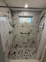 Quarto Duplo Tradicional, 2 camas de casal | Casa de banho | Uma combinação polibã/banheira, toalhas fornecidas 