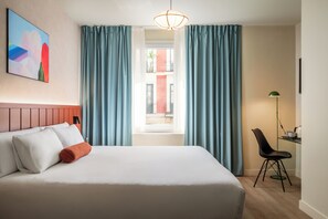 Quarto Duplo Standard | Roupa de alta qualidade, minibar, cofre no quarto, secretária 