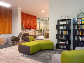 Área de estar no saguão