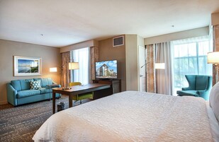 Estúdio, 1 cama king-size, não fumadores, frigorífico e micro-ondas | Cofre no quarto, secretária, cortinas/cortinados opacos 