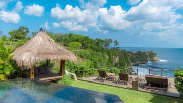 Piscina externa, guarda-sóis, espreguiçadeiras