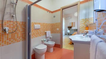 Quarto casal, varanda (Tulipano) | Banheiro | Chuveiro, chuveiro com efeito de chuva, produtos de toalete grátis