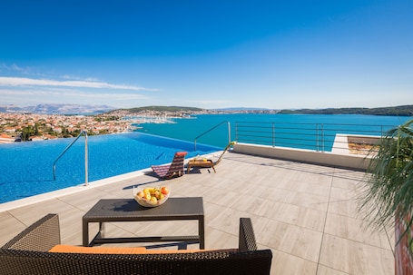 Terraço no piso superior. Hotel Ola - Adults Only