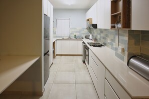 Apartamento conforto, 2 quartos | Cozinha privada | Geladeira, micro-ondas, chaleira elétrica, torradeira