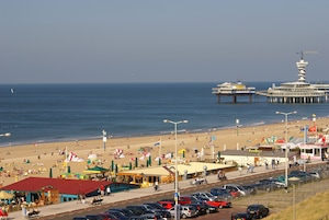 Uma área à beira-mar com um píer, um casino e um restaurante chamado 'Veronica's'.