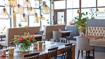 Café da manhã com buffet diário (EUR 15.00 por pessoa)